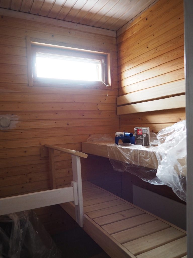 Mäntysauna raikkaaksi valkoisella saunavahalla | Hymyilevä koti›